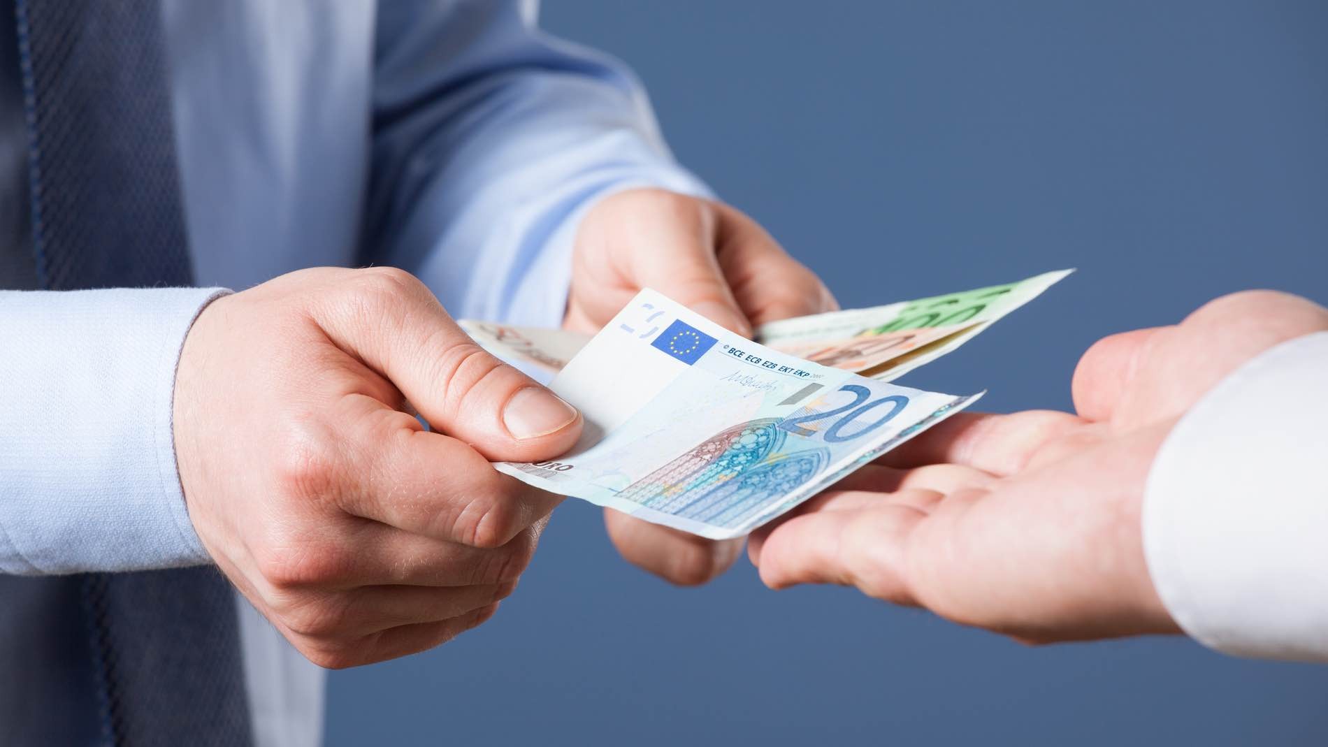 Hacienda avisa de las multas de hasta 2.500 euros por pagar con dinero ...