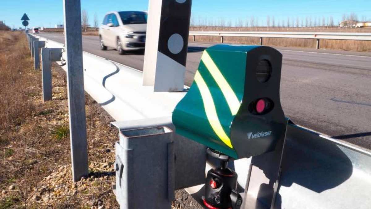 DGT alerta: 3.000 euros de multa por hacer este truco en un radar