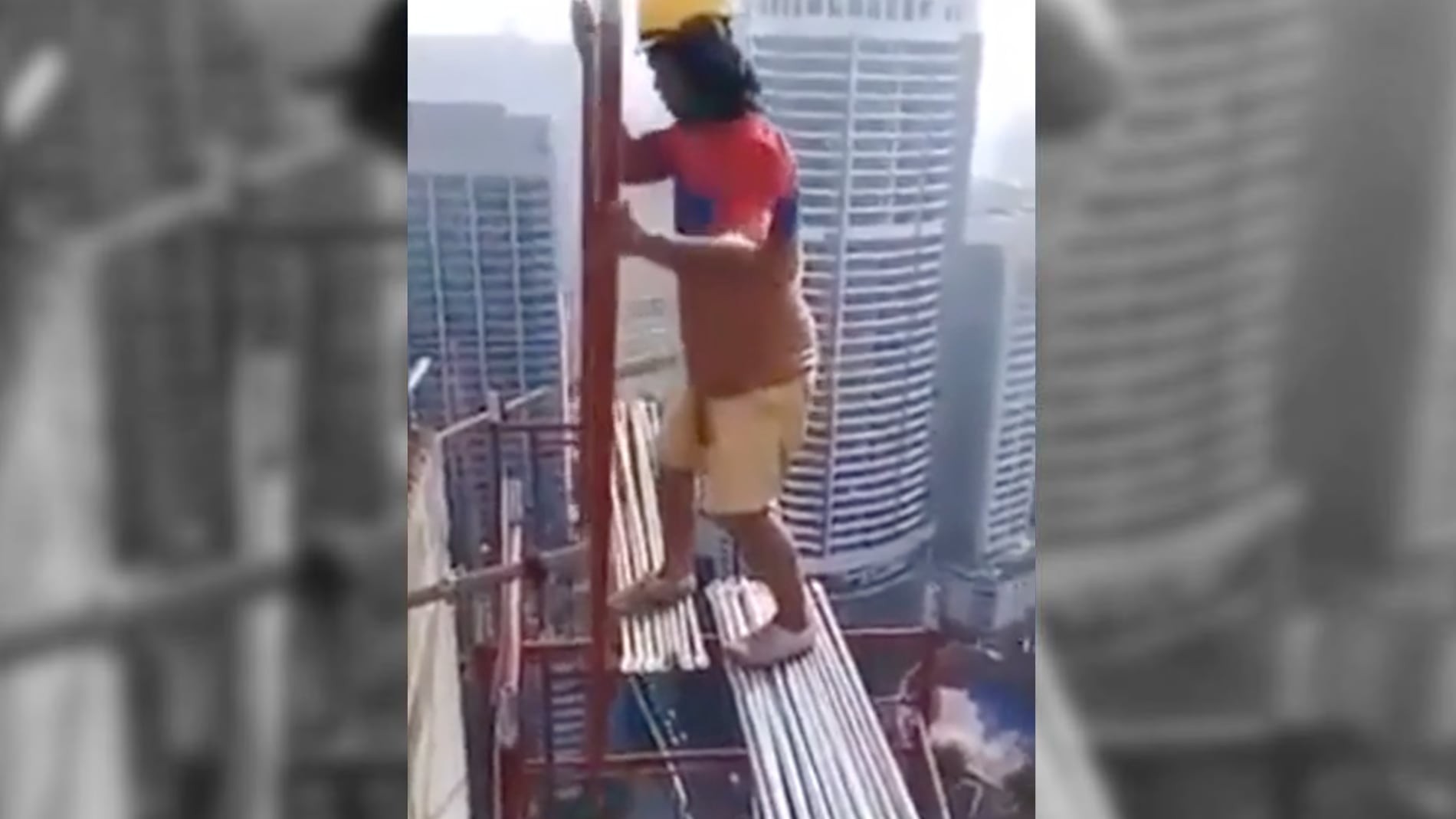 Sin arnés y a más de 400 metros de altura: así trabajan dos obreros ...