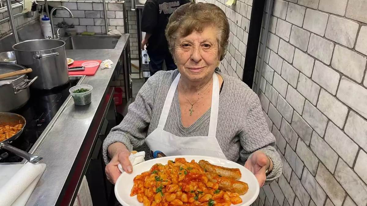 El restaurante de Nueva York en el que te cocinan abuelas de más de 20 ...