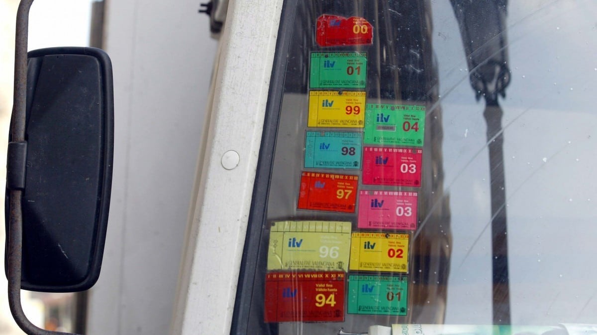 Adiós a la pegatina de la ITV en 2024: podría acabarse en este 2024