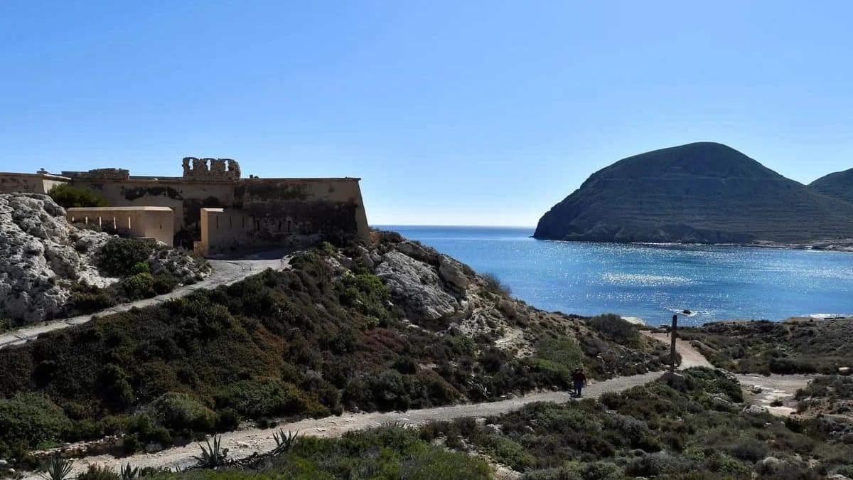 El increíble pueblo dentro de un parque natural con playa, castillo y ...