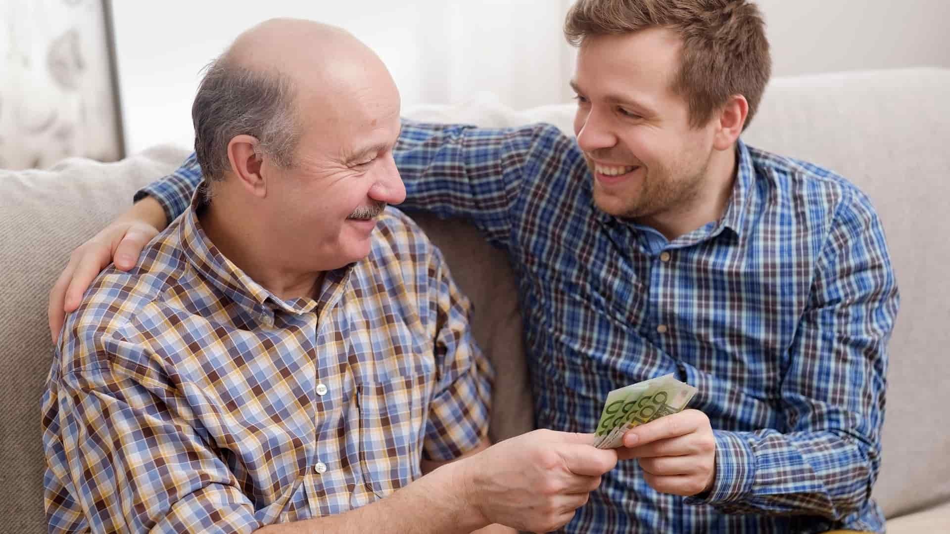 Hacienda puede multar a los padres que regalen dinero a sus hijos: este es el máximo de efectivo