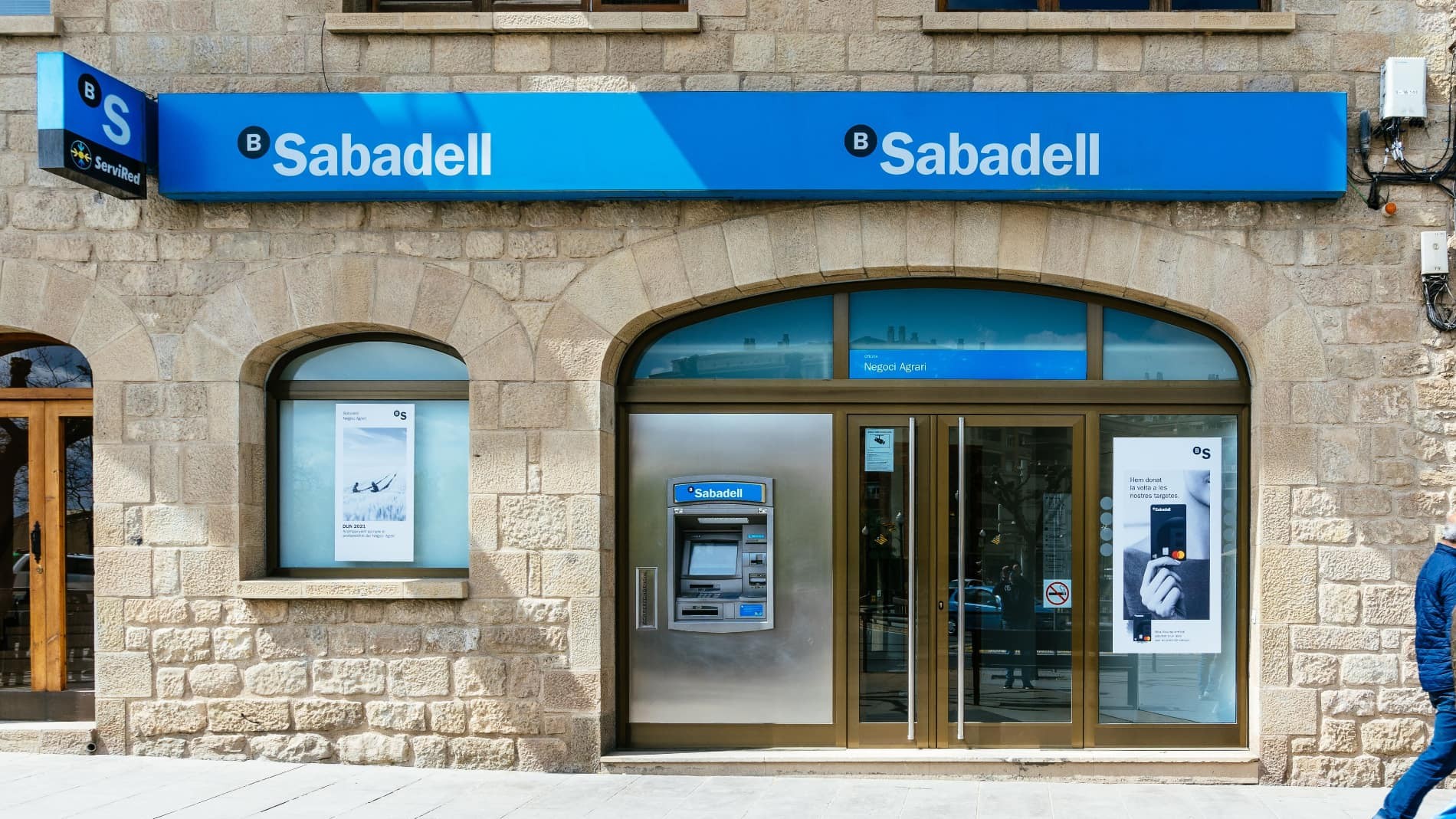 Un empleado que llevaba 34 años del banco Sabadell es despedido por ...