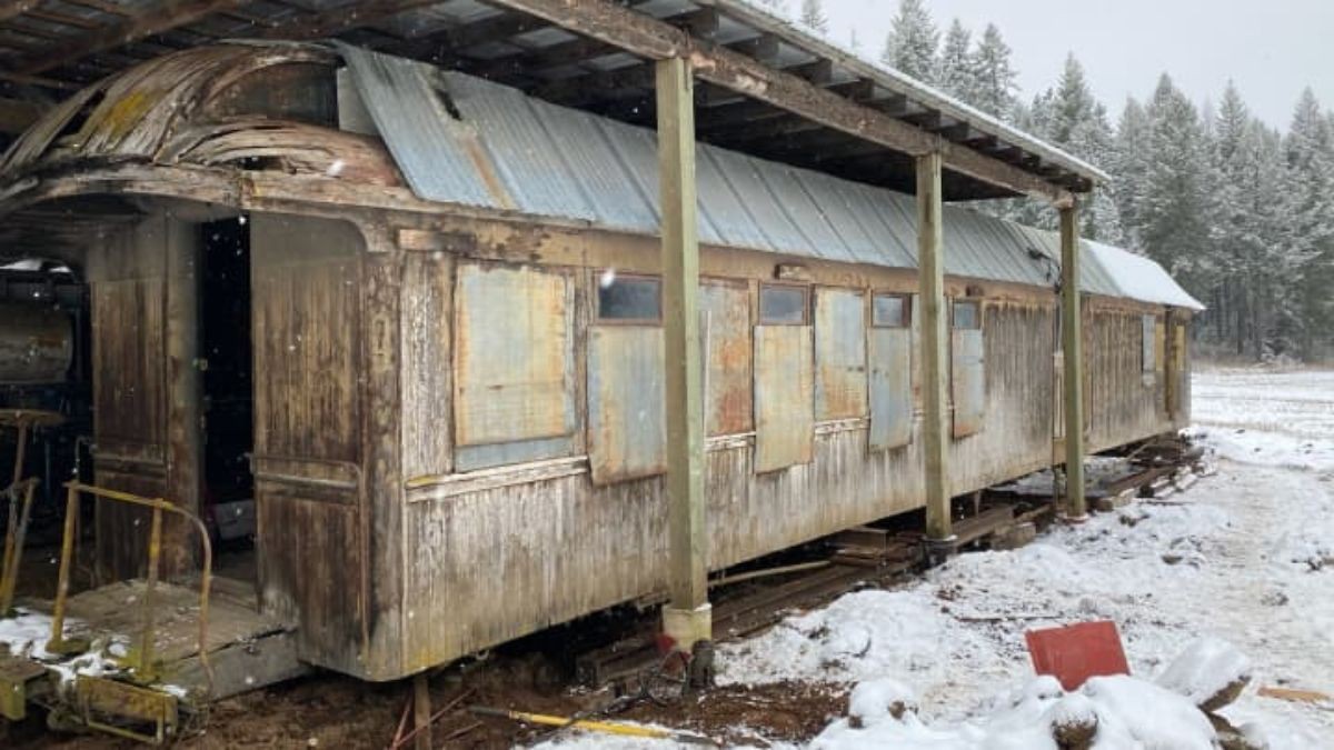 Una familia convierte un vagón de tren abandonado en un espectacular ...
